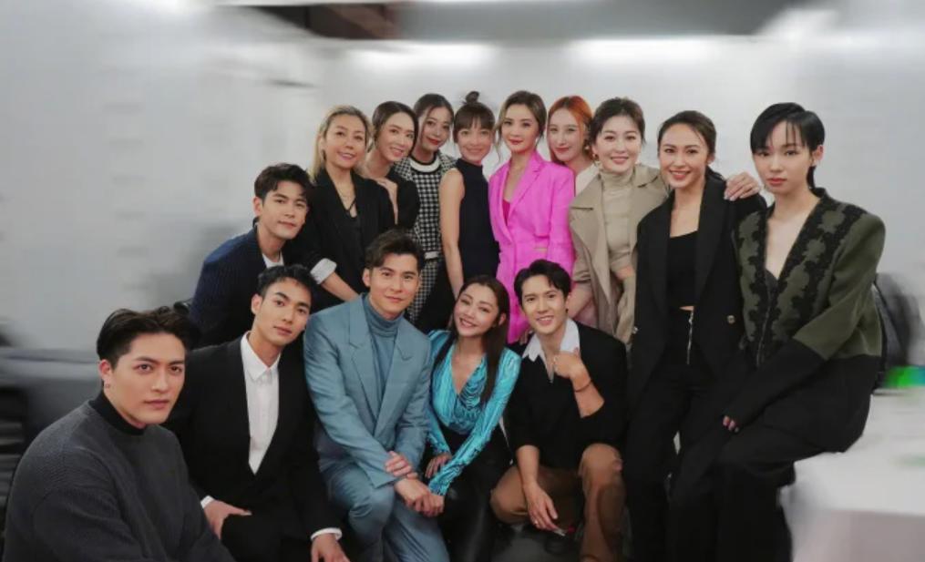 Ah Sa happily posted a photo with the 5 male gods. Netizens: All of ...