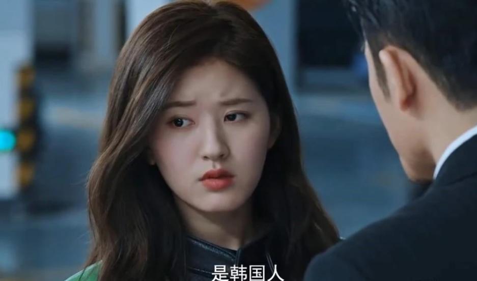 Grinning her teeth and moving around, 24-year-old Zhao Lusi made a move to play "acting skills ...