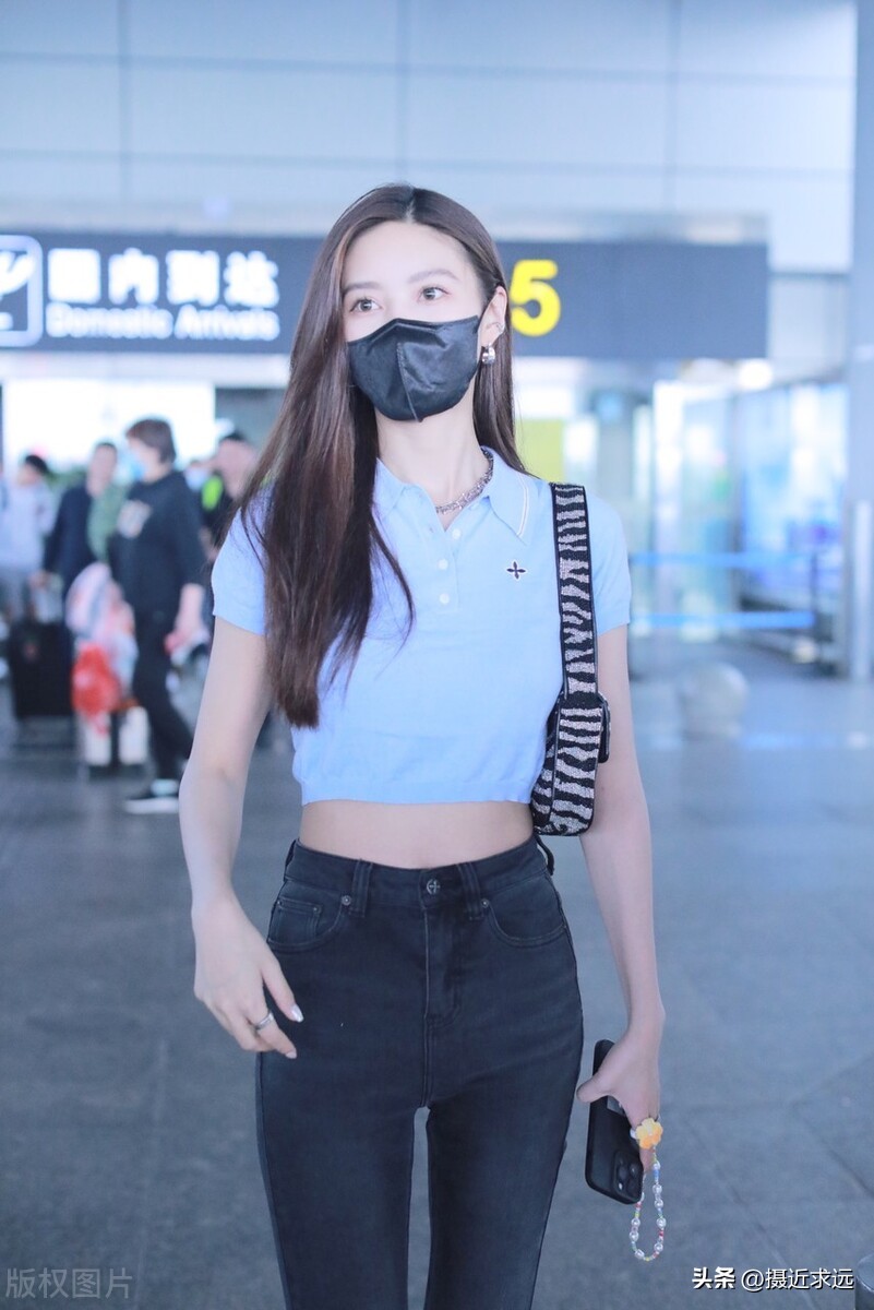 Actor Wu You appeared at Beijing Airport in a navel-baring outfit ...