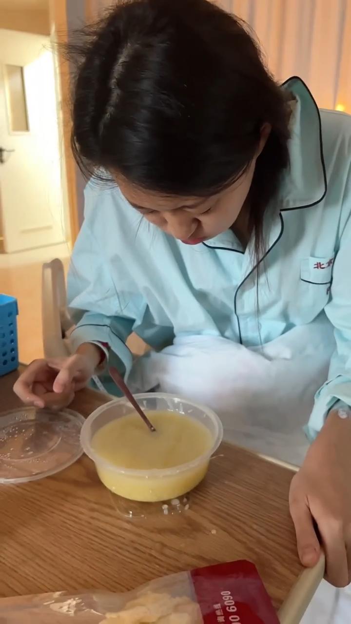 Yan Xuejing was upgraded to be a grandmother, actor Xu Mengdi was happy with her son, and Lin ...