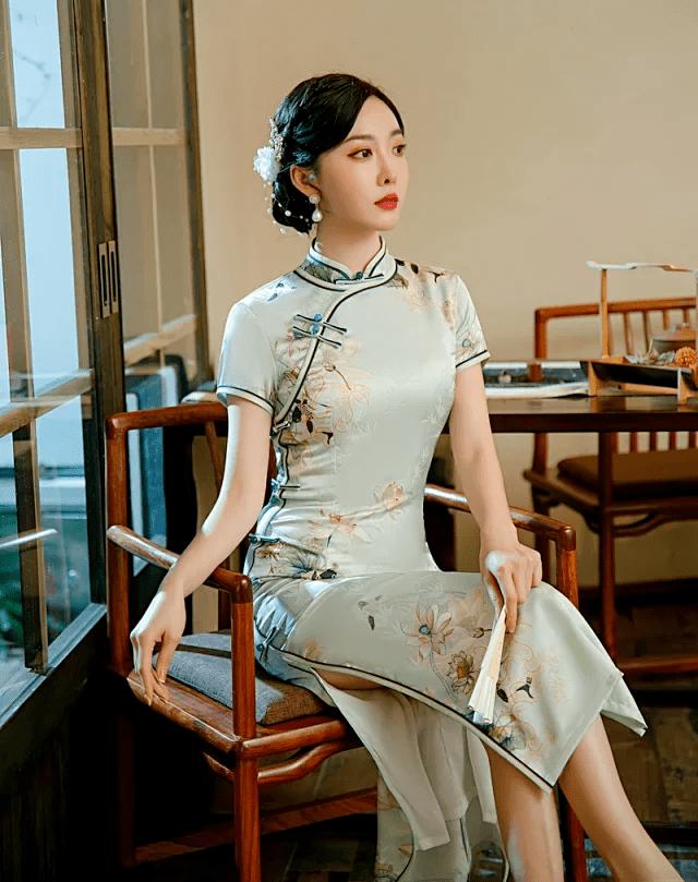 Wearing a cheongsam should be elegant when walking, and the sitting ...