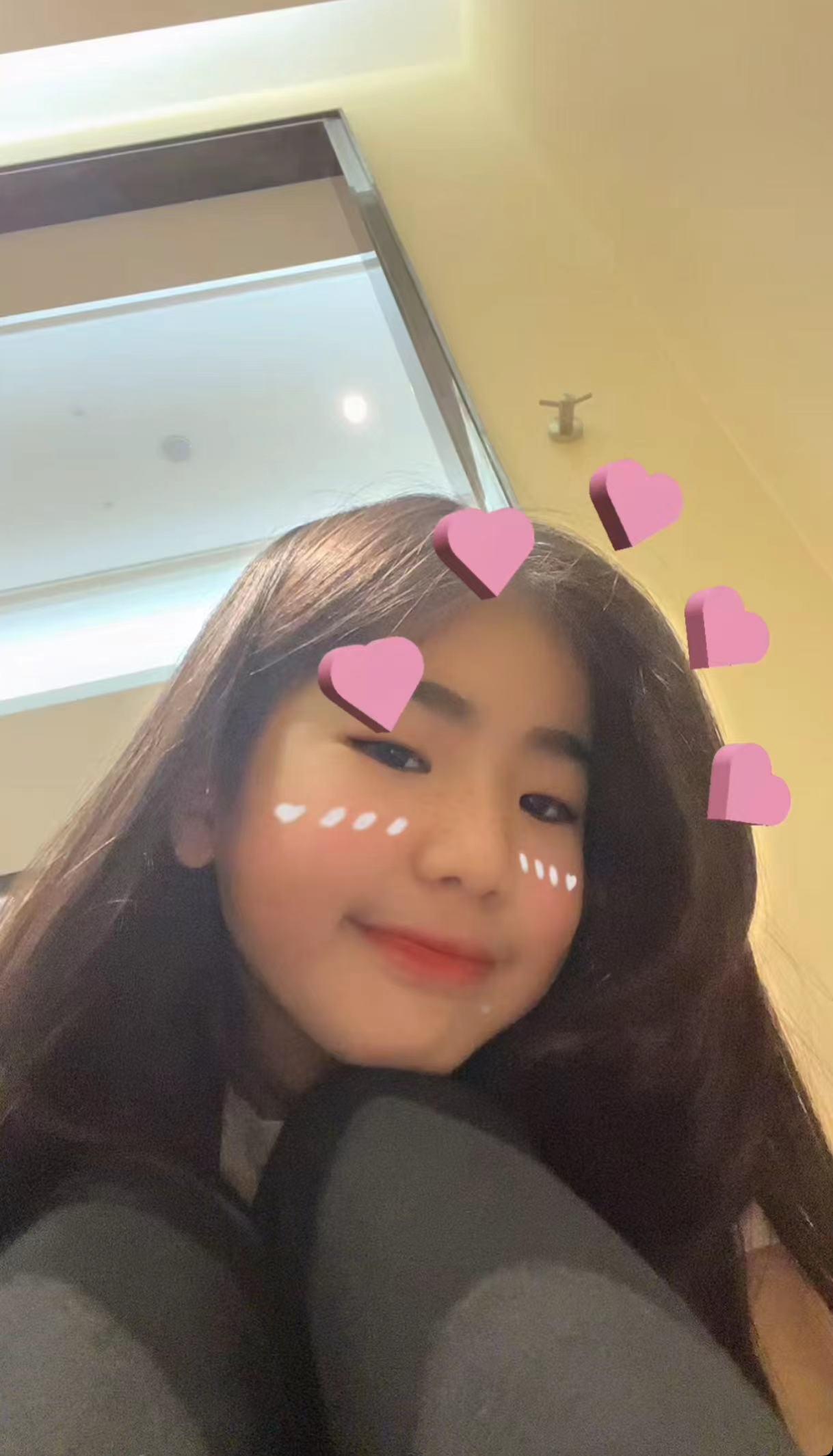 Zuo Xiaoqing's daughter takes beautiful photos!Wearing thousand yuan ...