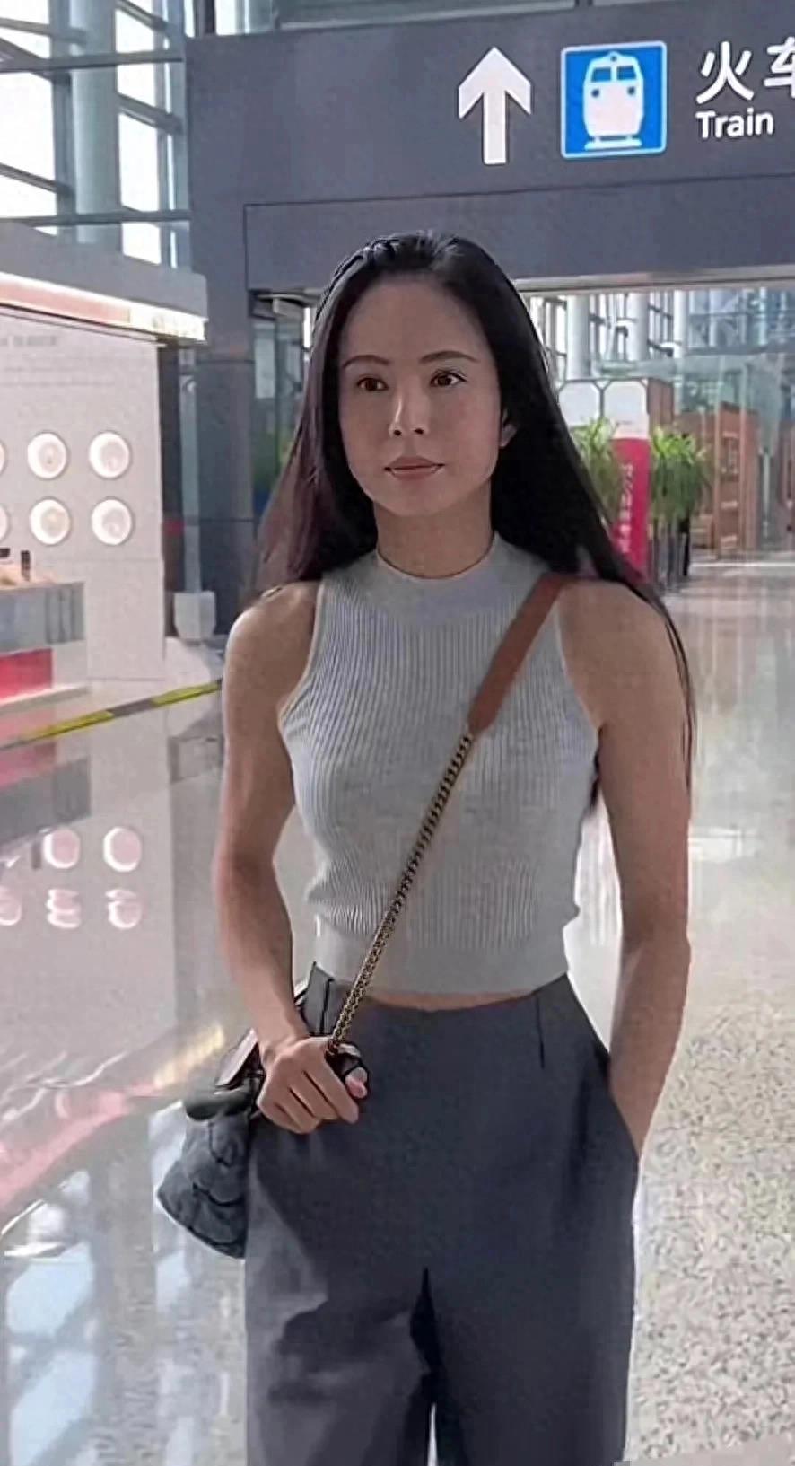 60-year-old Li Ruotong showed up at the airport yesterday, and we can't ...