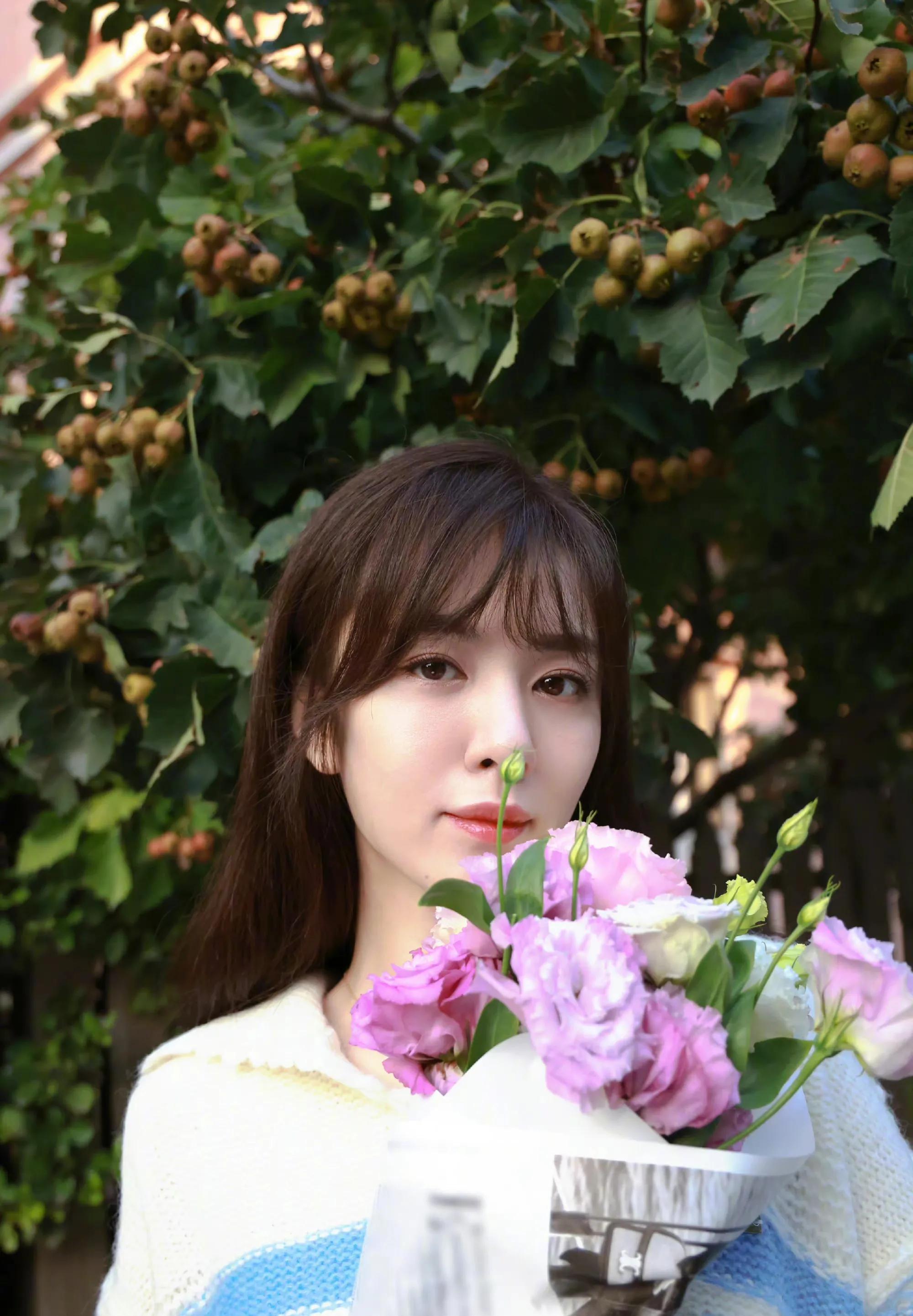 Wang Xiaochen's scissor hand photo is very cute - iNEWS