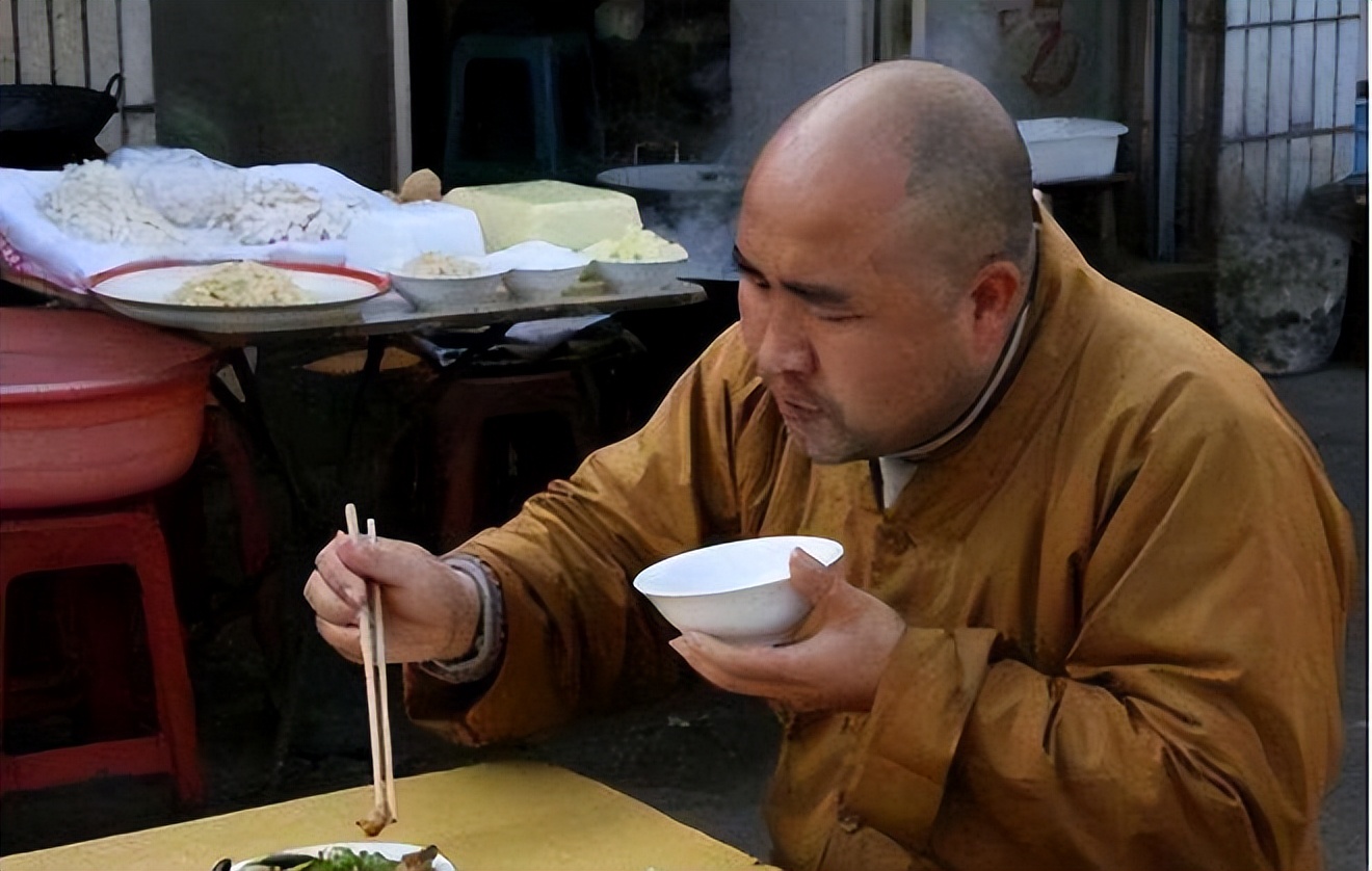 Monks don't eat meat, why are many monks fat?Just look at their meals ...