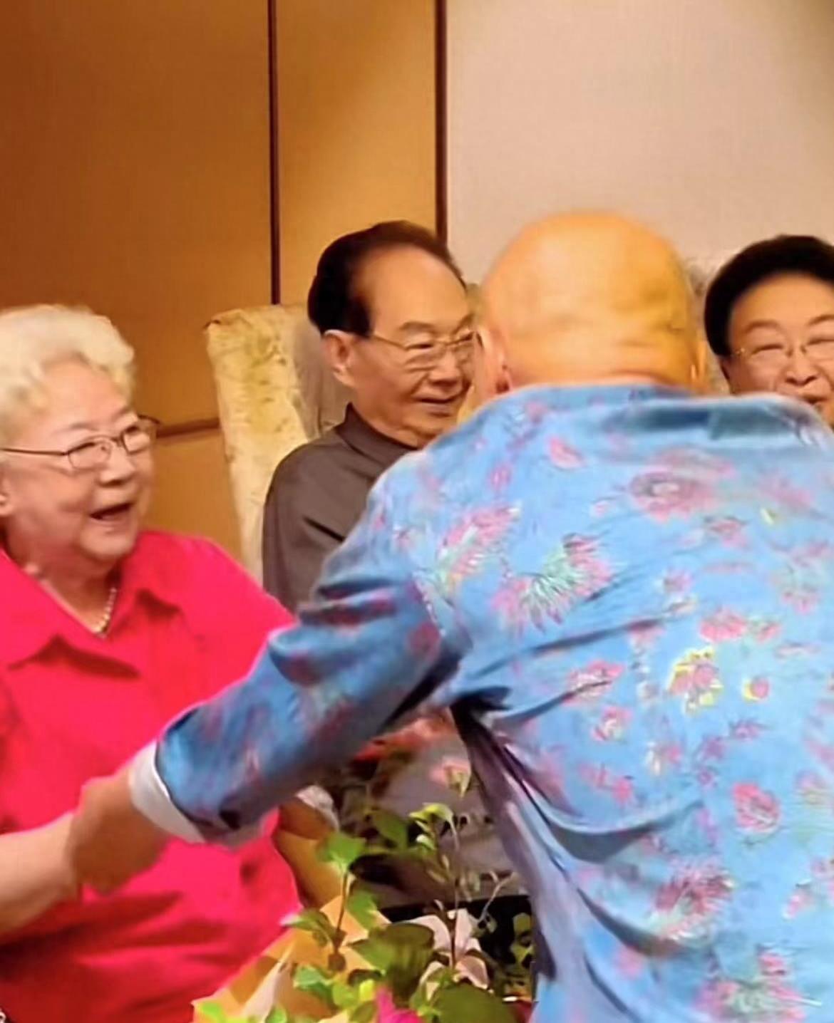 Tian Hua's 95th birthday party was attended by stars! Chen Peisi bowed very humbly one by one ...