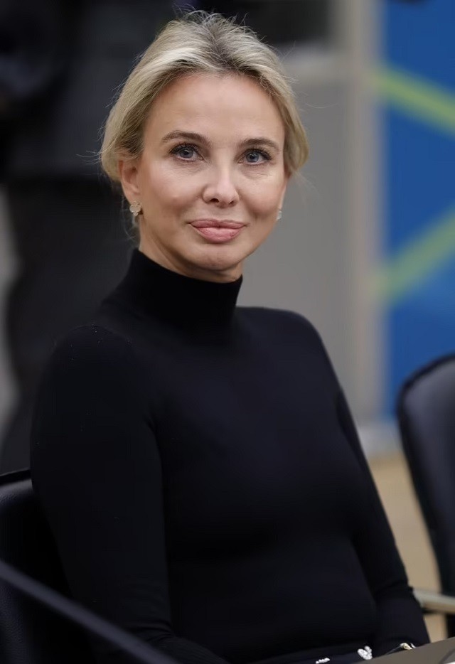 The Spanish intelligence agency lured the old king's mistress, and in ...