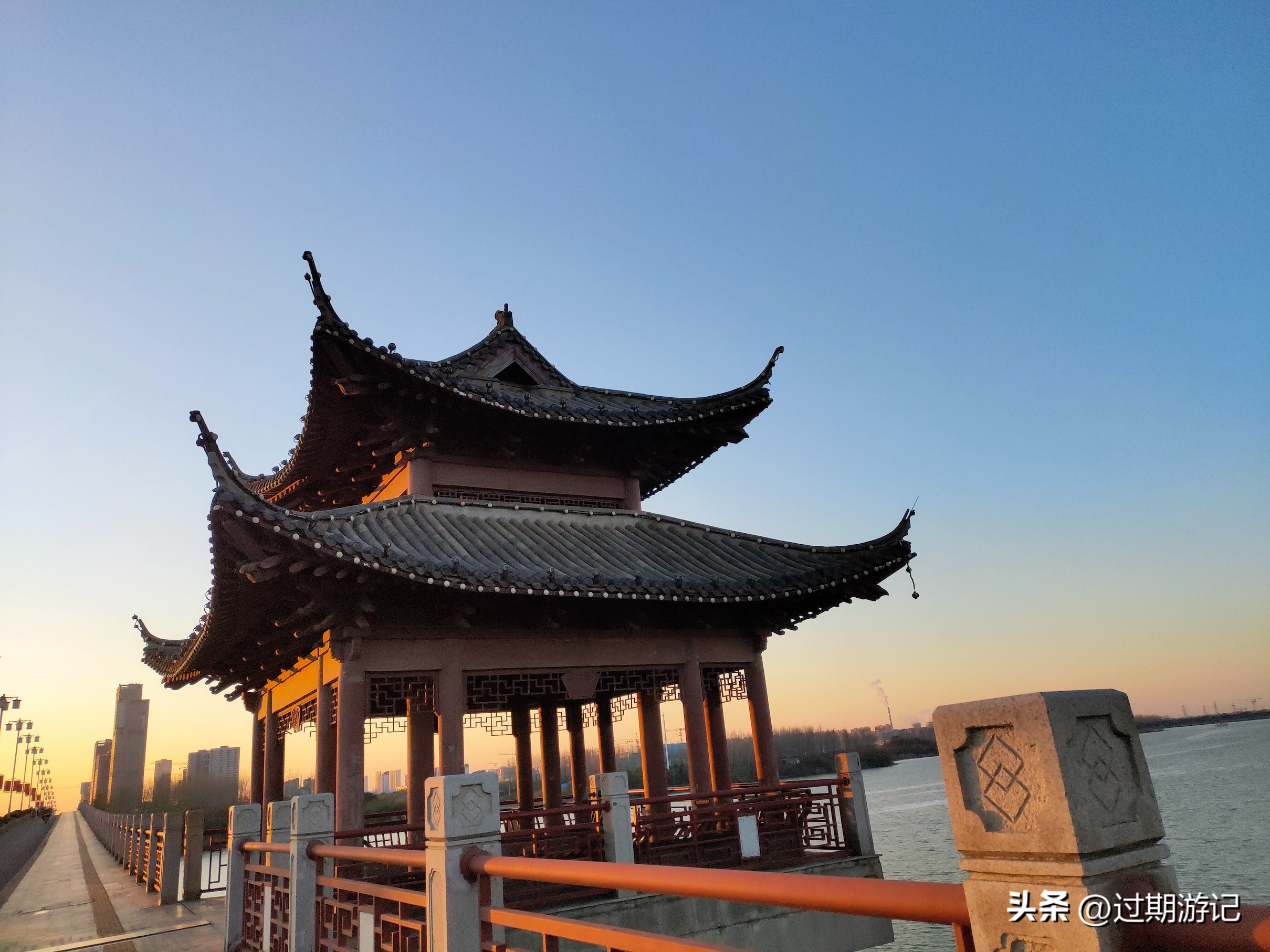 What kind of experience is watching the sunset on the Guangling Bridge ...