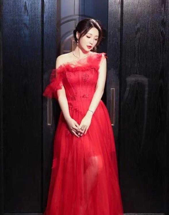 42-year-old Liu Yan dresses "concerning the past and disregarding the ...