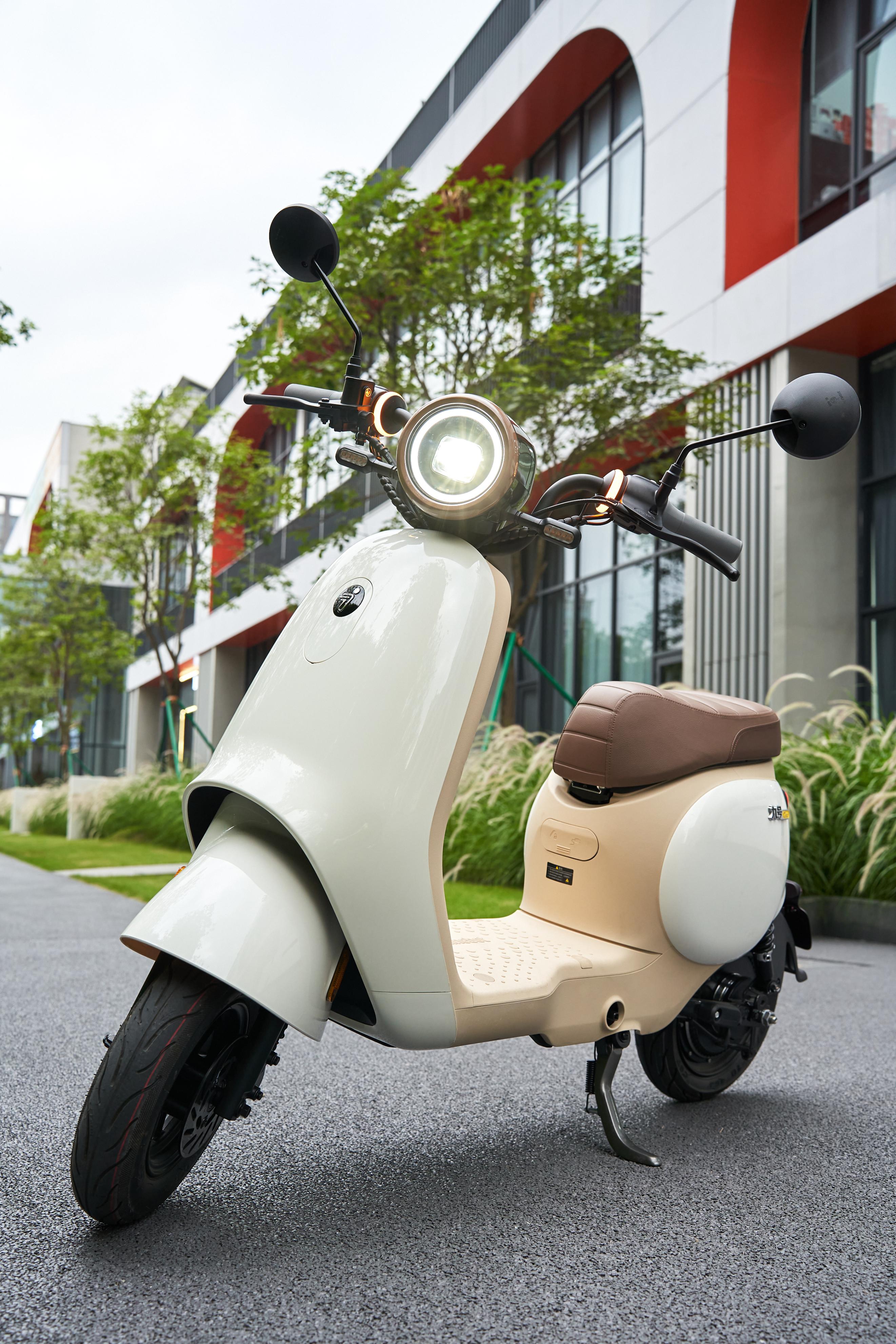 Electric car competition! Ninebot Q90 vs Mavericks B2 power version ...