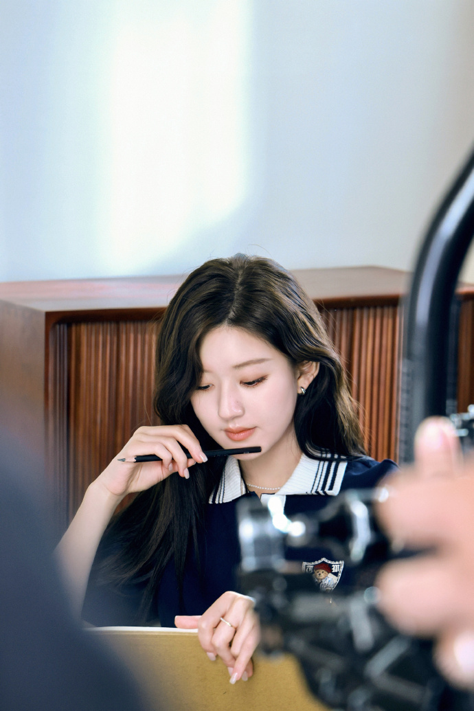 Fresh and lovely! Zhao Lusi's latest shooting highlights released - iNEWS