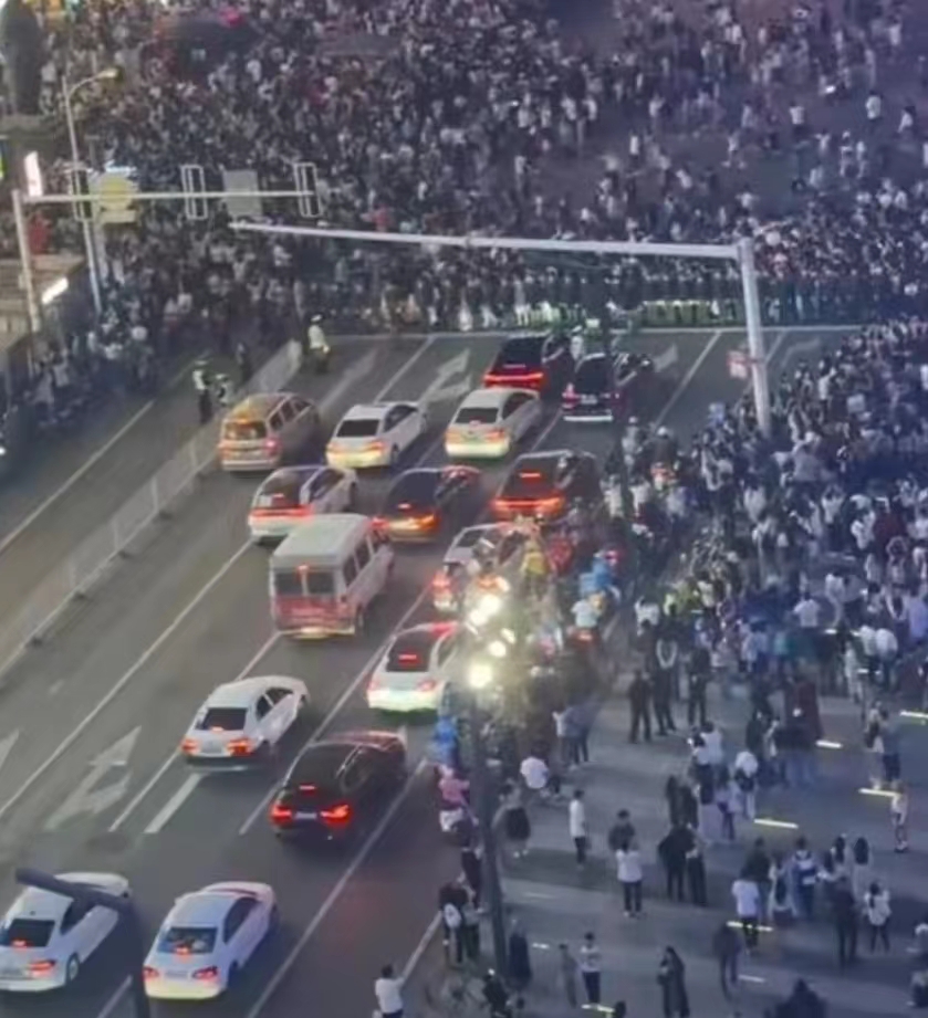 Xiong Lei took his son Yan Bao to Changsha to play, the comment area ...