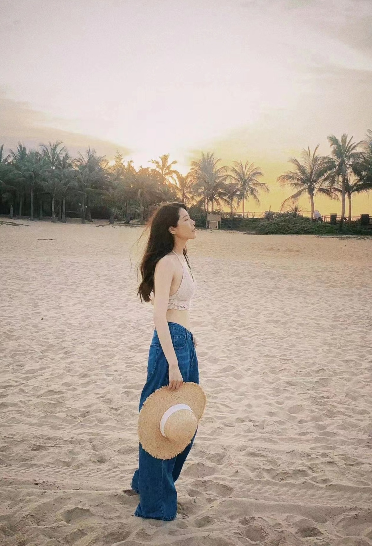 Post-70s actress Zeng Li takes photos on the beach, showing her sexy ...
