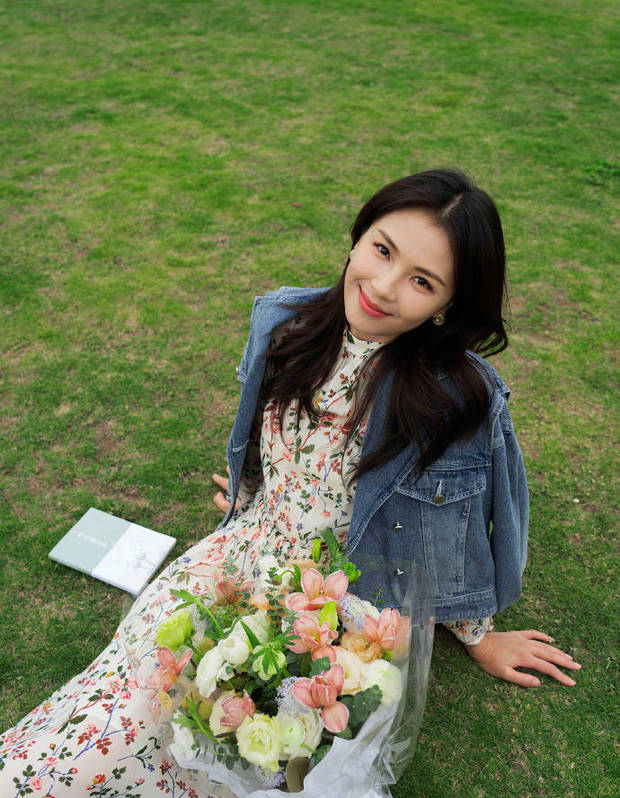 Liu Tao wears a floral skirt and a denim jacket with a gentle, generous ...