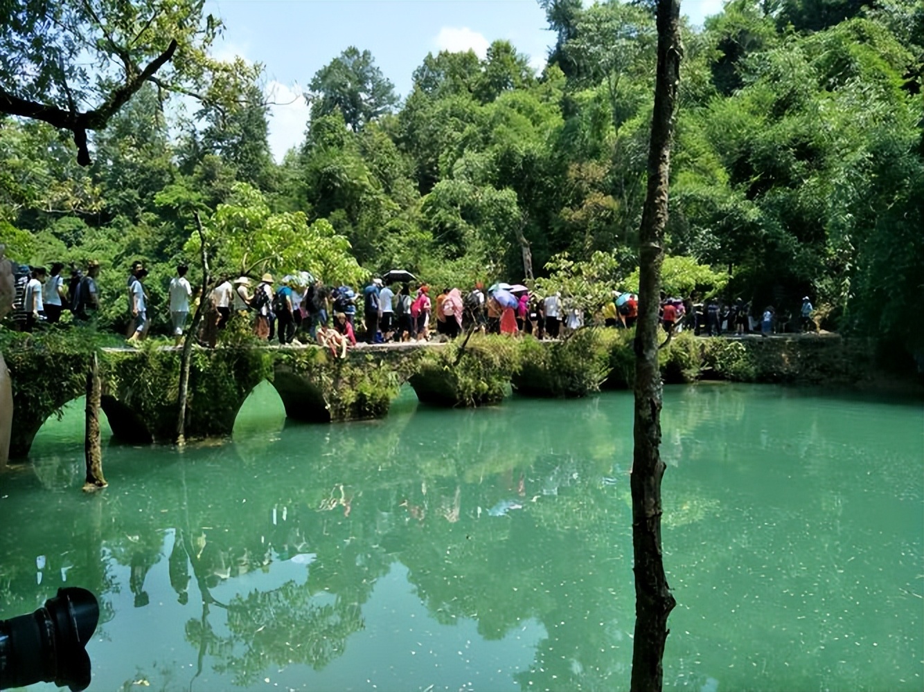 Libo Xiaoqikong, the scenery is beautiful and cool, many people come to ...