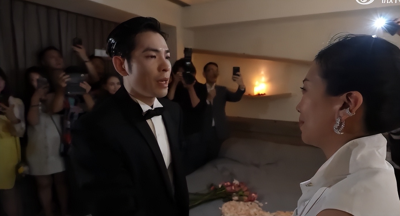 Xiao Jingteng successfully proposed to his 16-year-old girlfriend, the scene was warm and ...