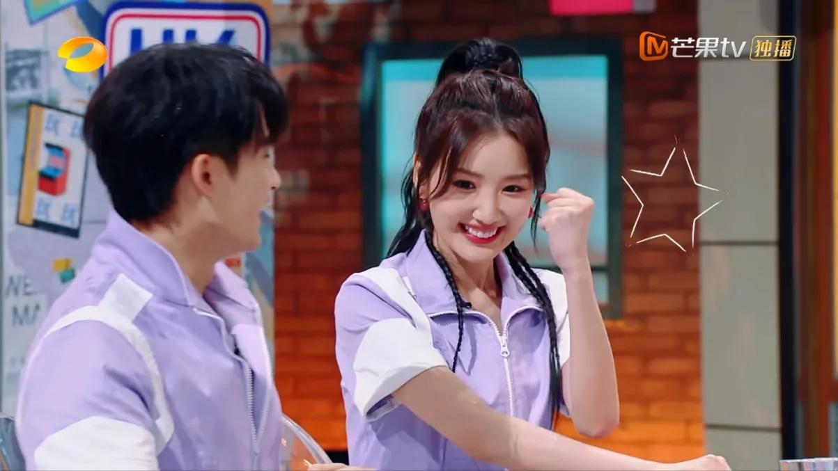 The quicker Mao Xiaotong is in the water-splashing game, the more he can set off Meng Ziyi and ...