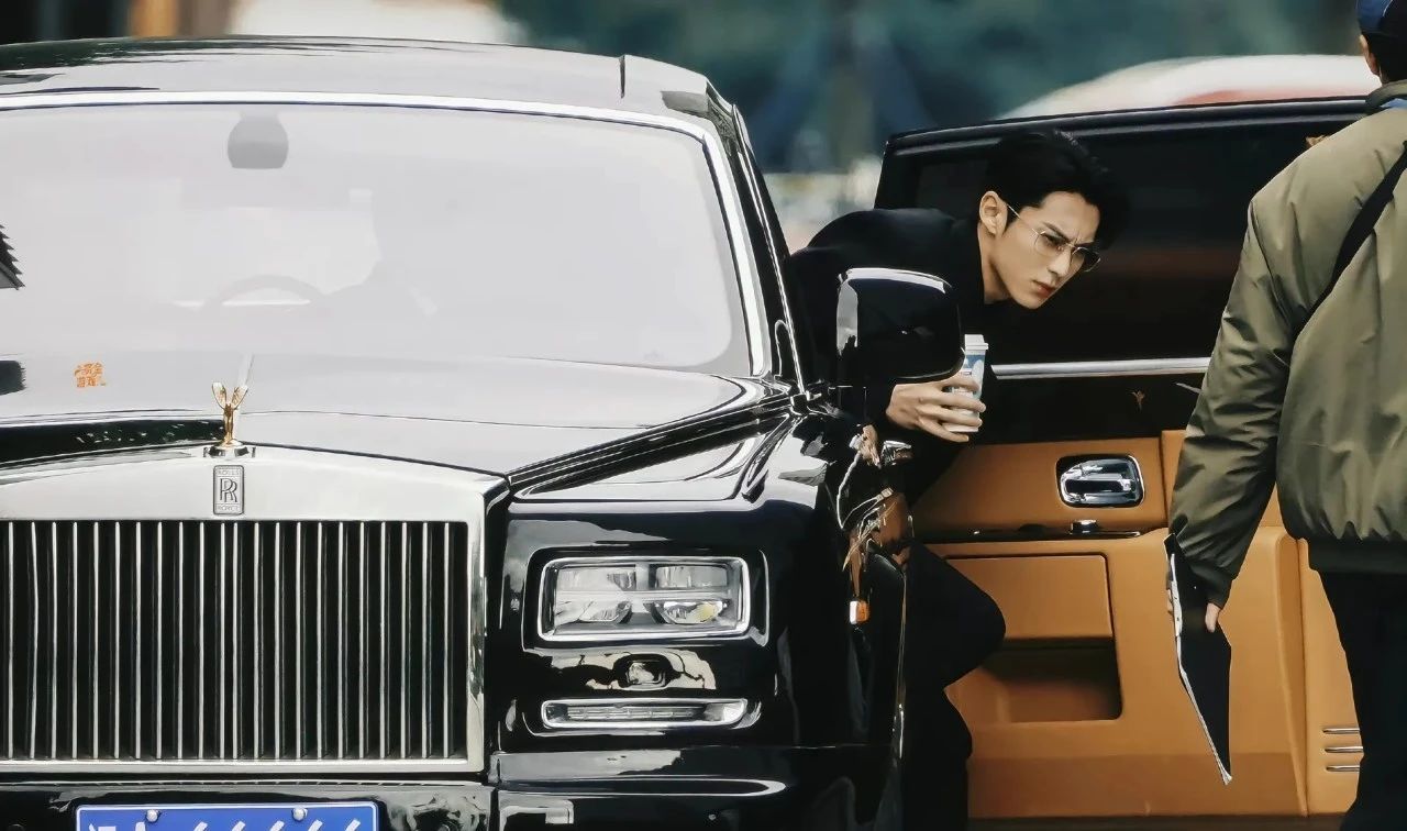 Lin Yi's "Derailment" pre-heated and hit "Love as Camp", who is better ...