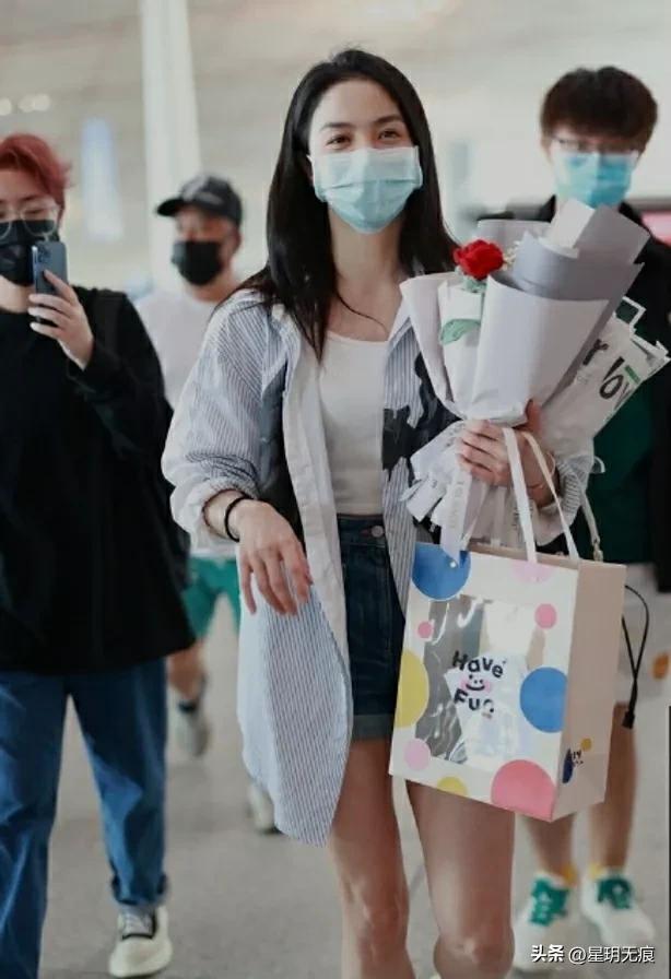 Tang Shiyi wore a striped shirt to show her beautiful legs at the ...