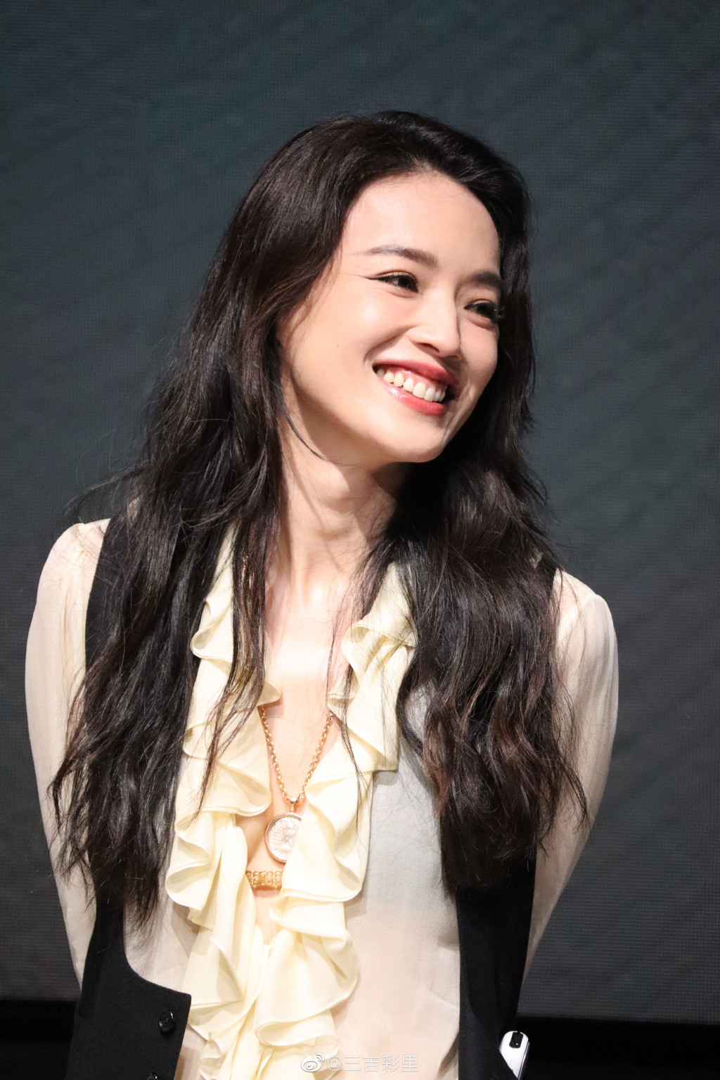 During the event, she was glamorous and her hair was full of gray hair ...