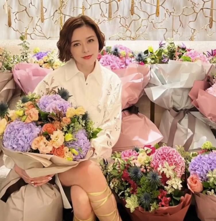 Guan Zhilin celebrates her 60th birthday, surrounded by flowers and ...