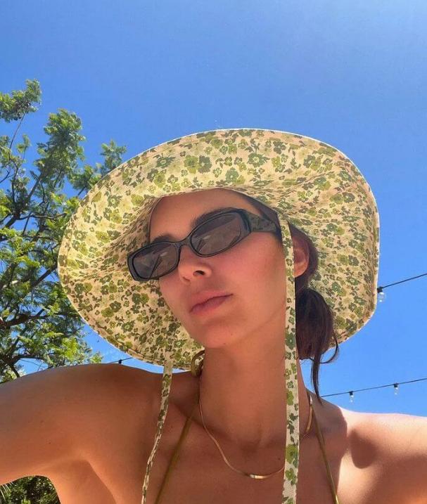 A list of KENDALL JENNER swimming accessories, baseball caps and ...