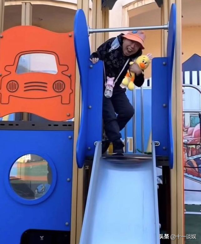 65-year-old Pan Changjiang appeared in an amusement park, carrying a schoolbag and learning ...