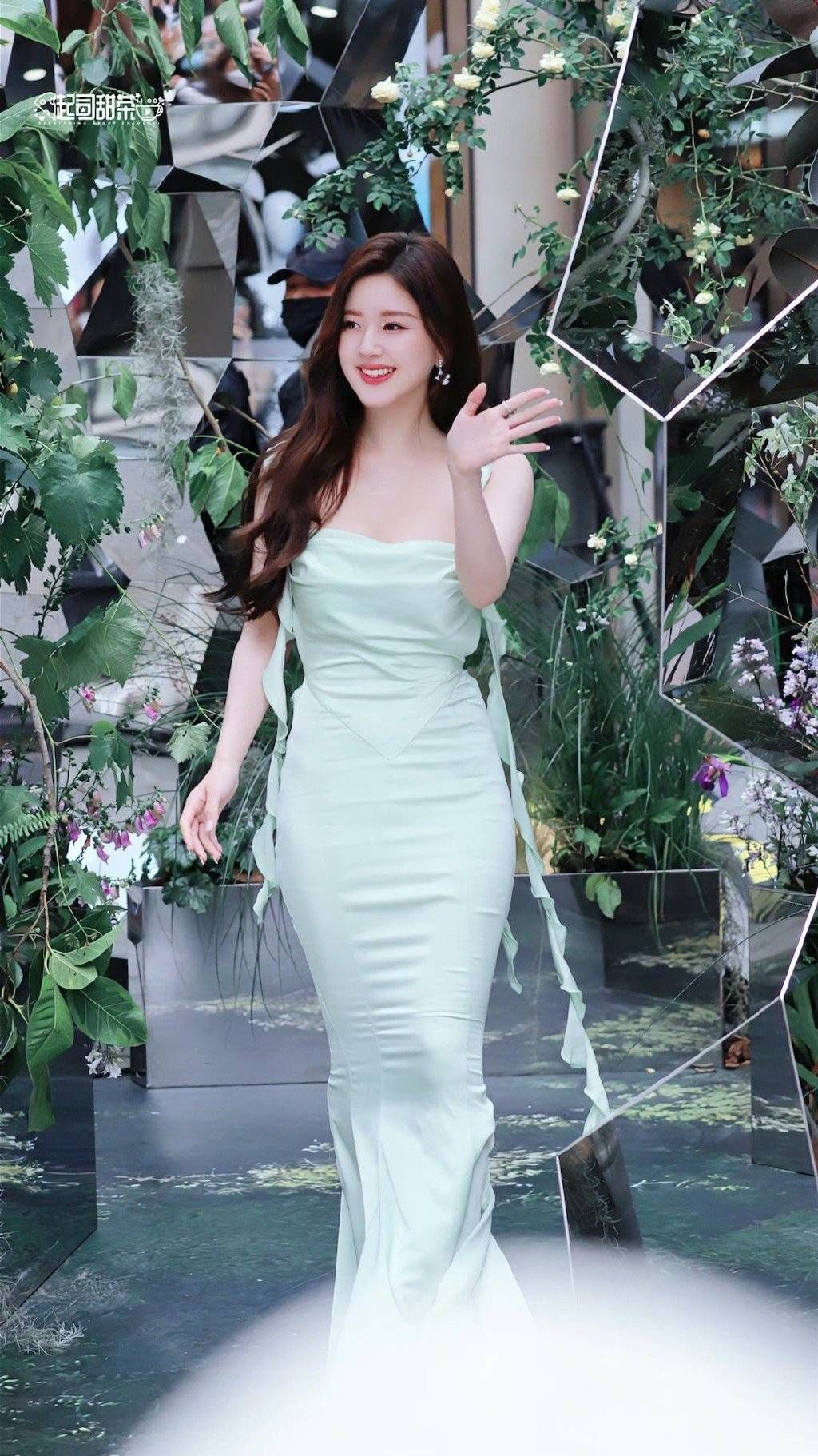 Zhao Lusi's bold outfits, her back is naked and thrilling! - iNEWS