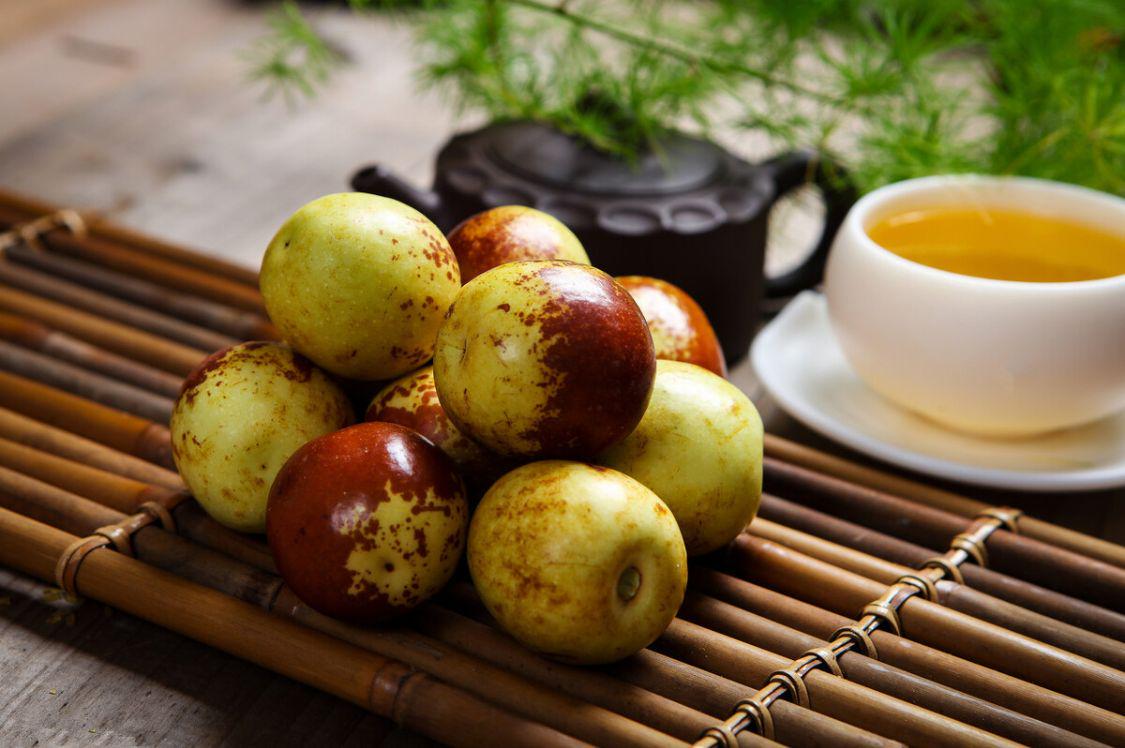 During the Mid-Autumn Festival, put fruits on the incense table, keep ...