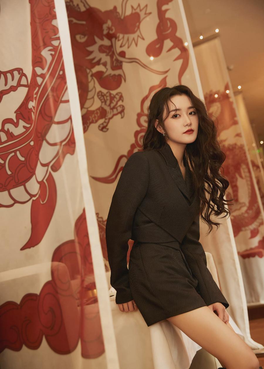 Jiang Yiyi is so handsome, with a pair of black high boots + a suit of ...