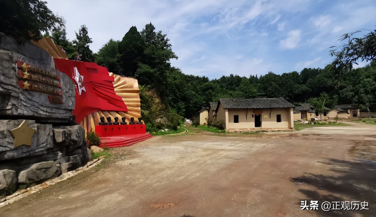 In 1933, the Kuomintang's 200,000 troops besieged the Red 25 Army. At a ...