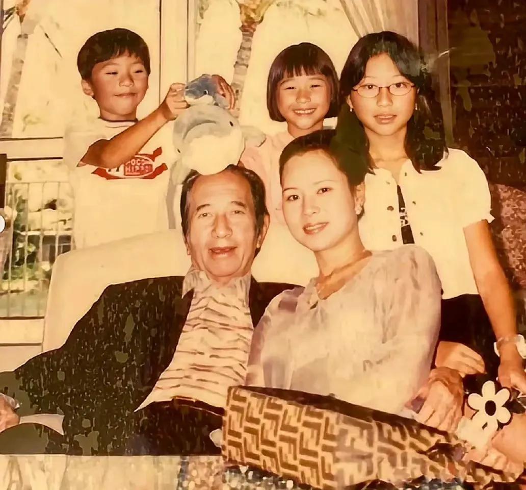Gambling king Stanley Ho's 4-bedroom wife and 17 children's huge family ...