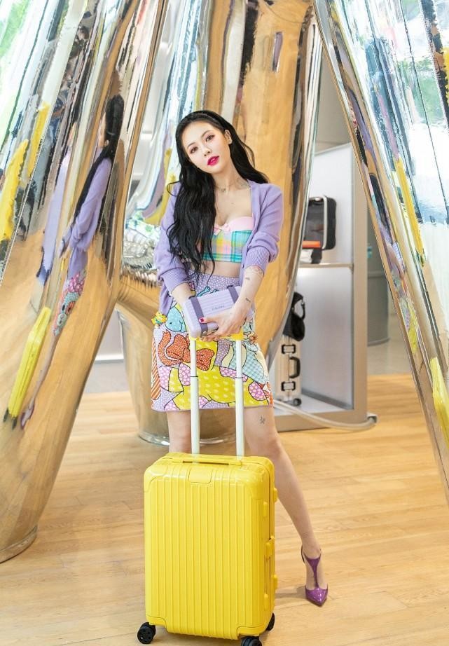 HyunA's figure is impeccable, wearing a printed skirt and cardigan ...