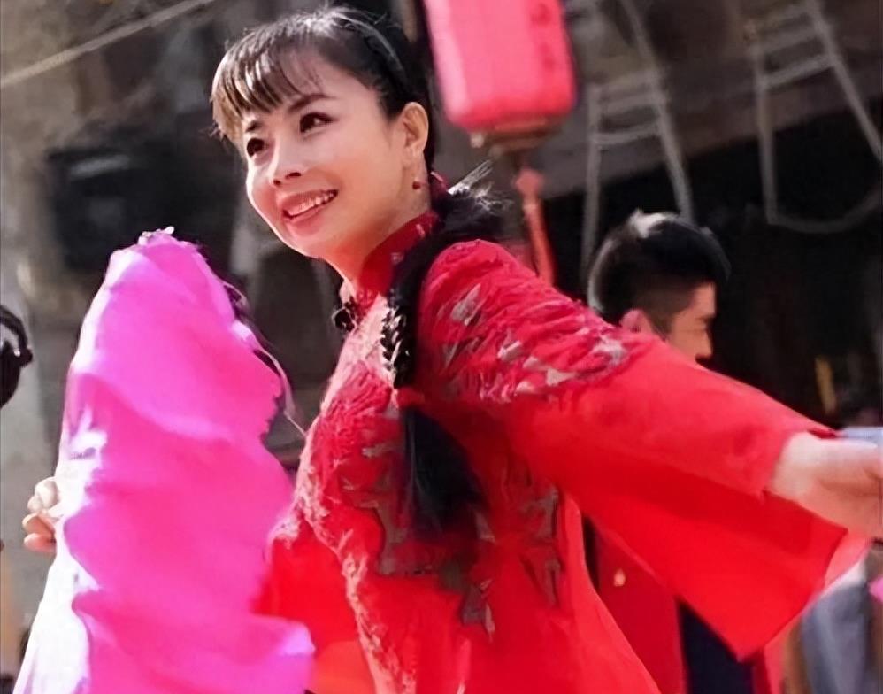 Famous singer Wang Erni: She earns one million a year but is married to ...