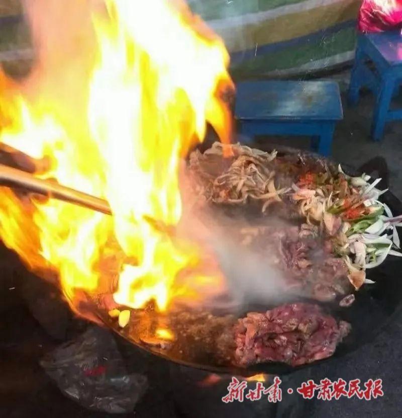 I ate pan-fried pola at the Ganzhou night market. It has been passed ...
