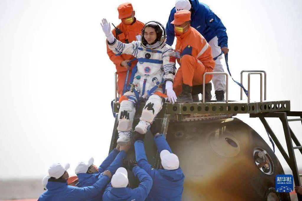 The return capsule of God 14 landed safely and on time. What is the ...