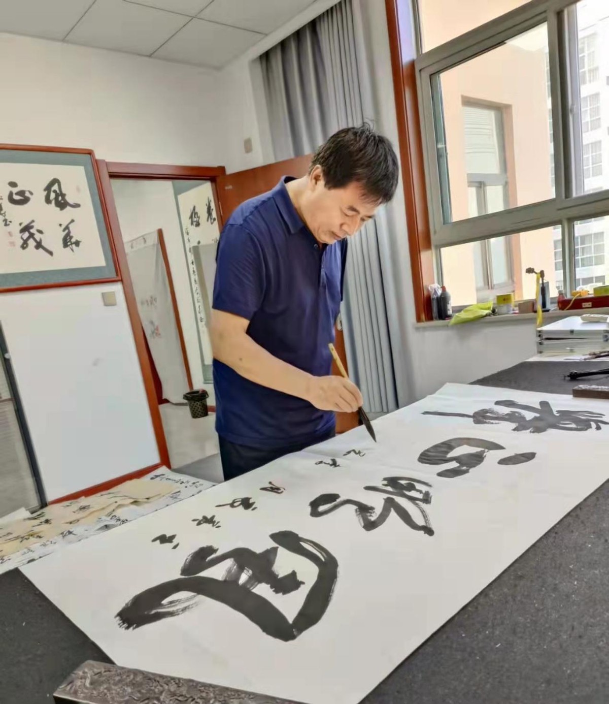 Li Gangyi's Calligraphy: Combining Rigidity and Softness, Majestic - iNEWS