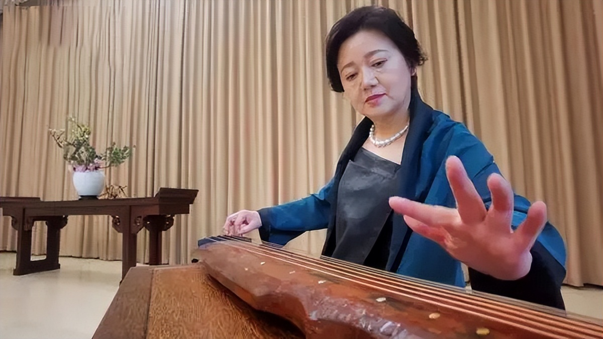 The Millennium Guqin played "High Mountain and Flowing Water" for ...