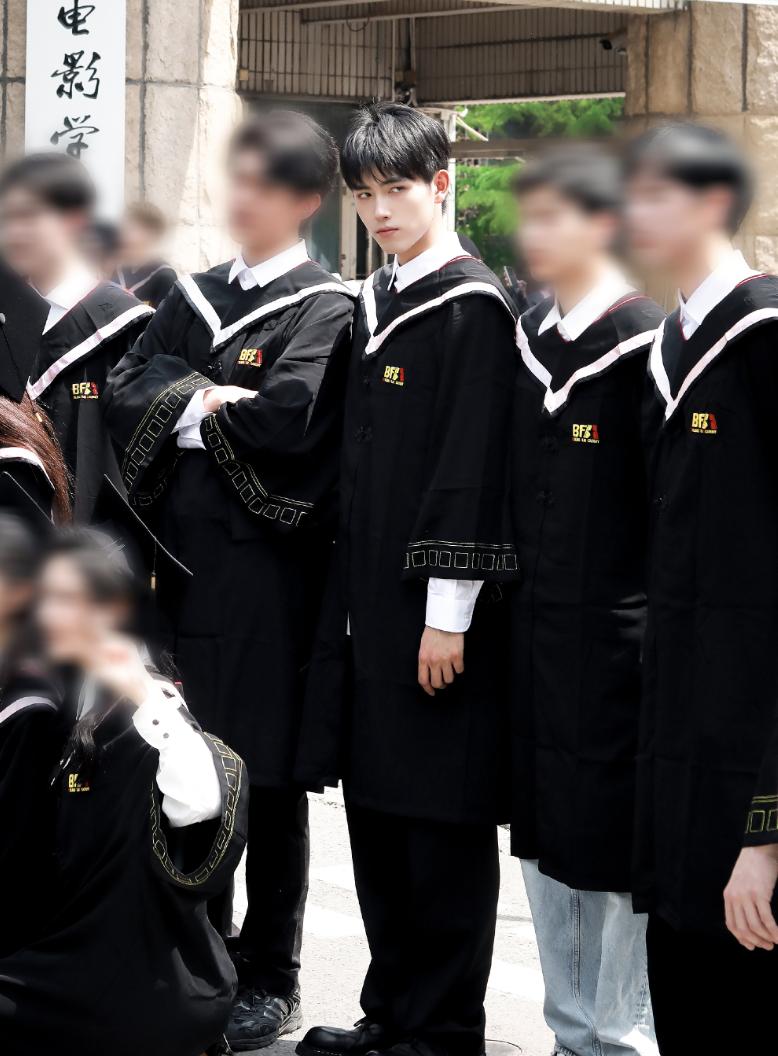 Chen Feiyu returned to Nortel to take graduation photos, wearing a ...