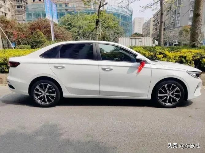 It is relatively heavy to step on the accelerator when driving, and the ...