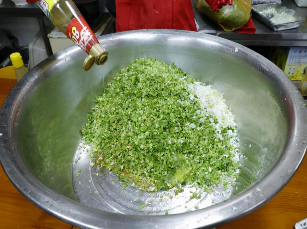 When making dumplings, the vegetable juice flows out, and the opening ...