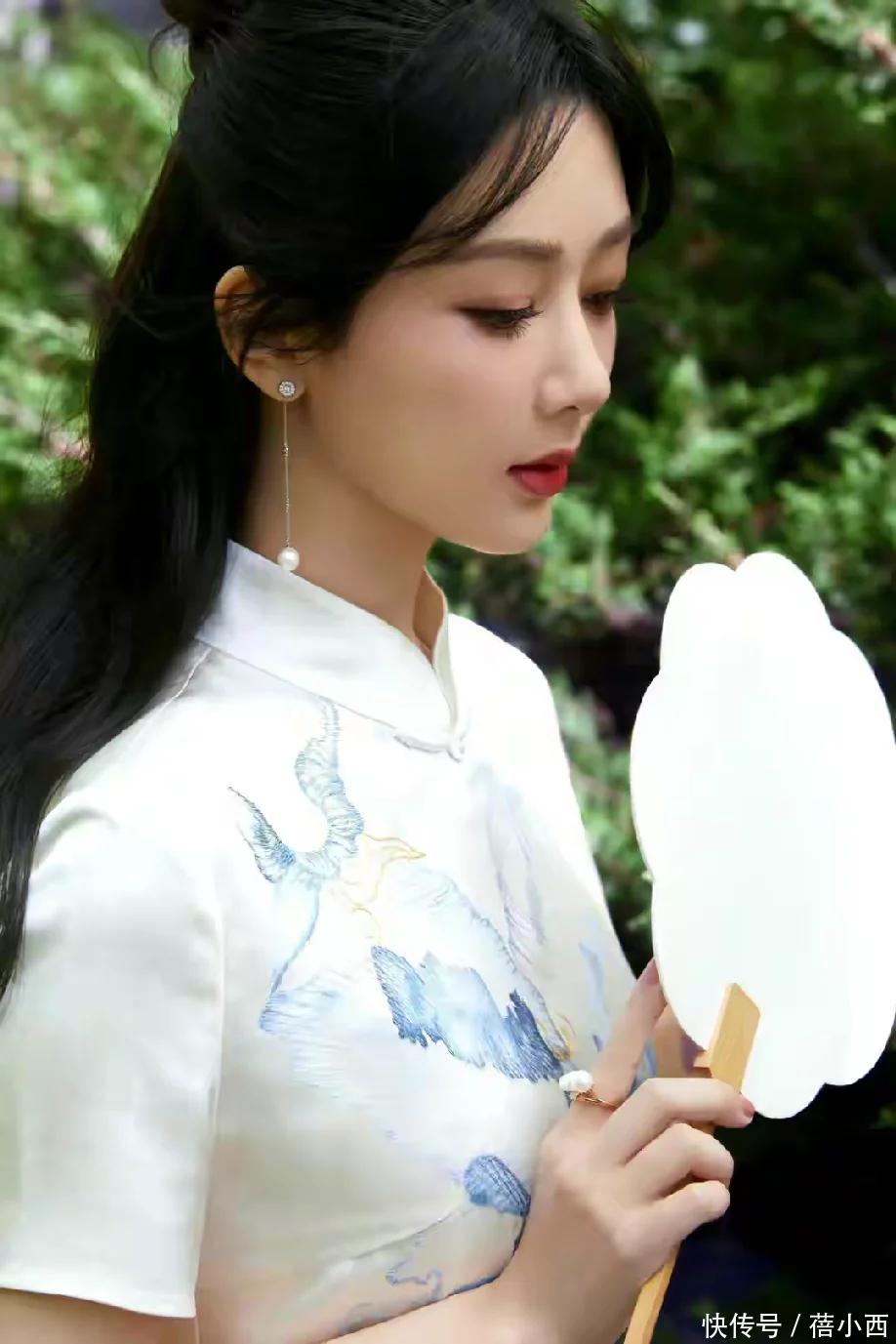 I was amazed by Yang Zi wearing a cheongsam! The national daughter ...
