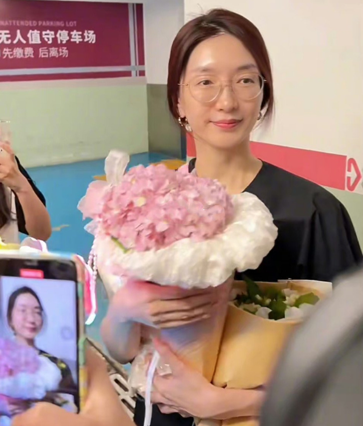 The shots of passers-by are so real, Yuan Quan has become an ordinary ...