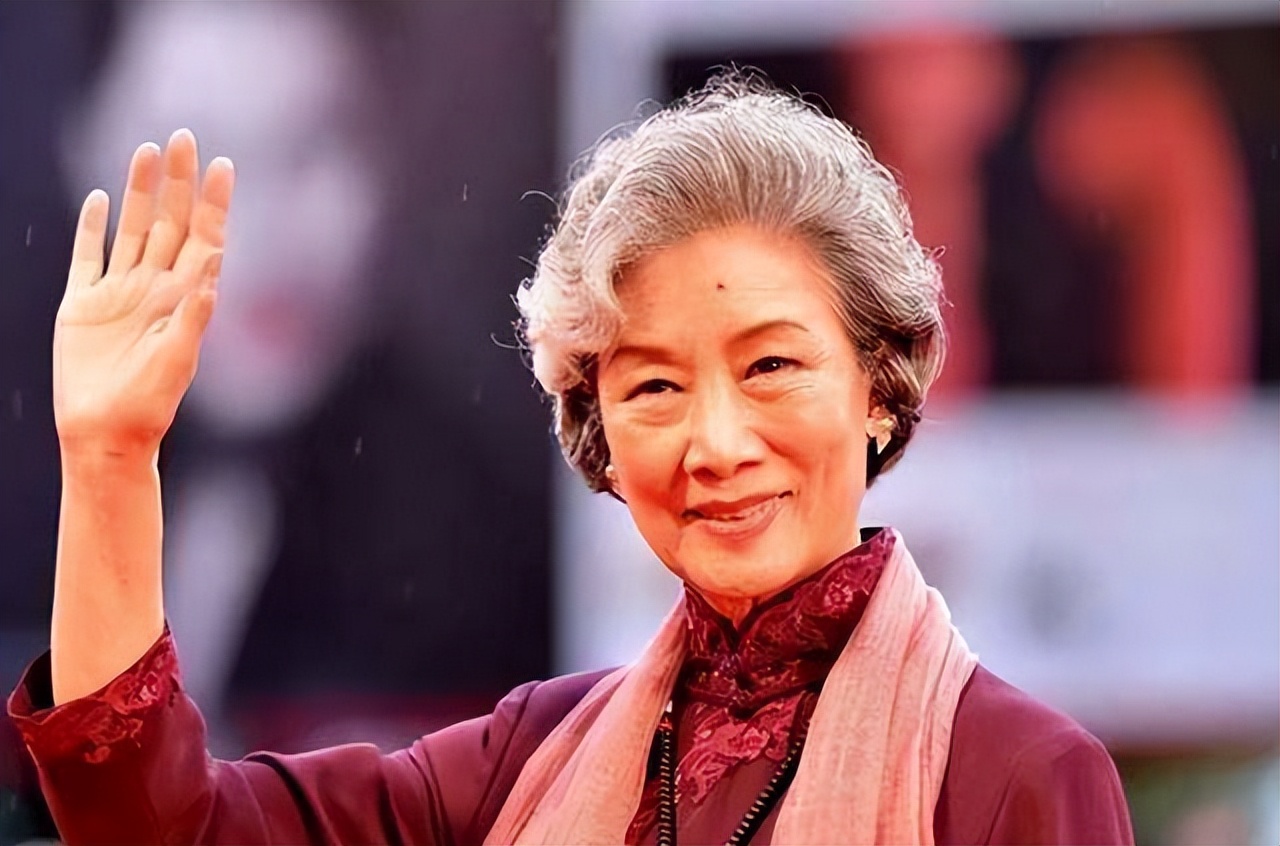 Lu Zhong: Married to a classmate, now my son is a director, my daughter ...