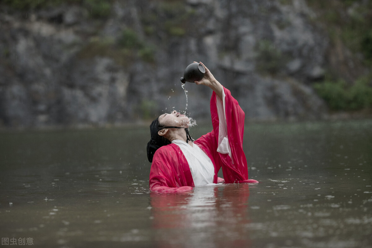 In the 10th edition of "Swordsman", he was Linghu rushing to the ...