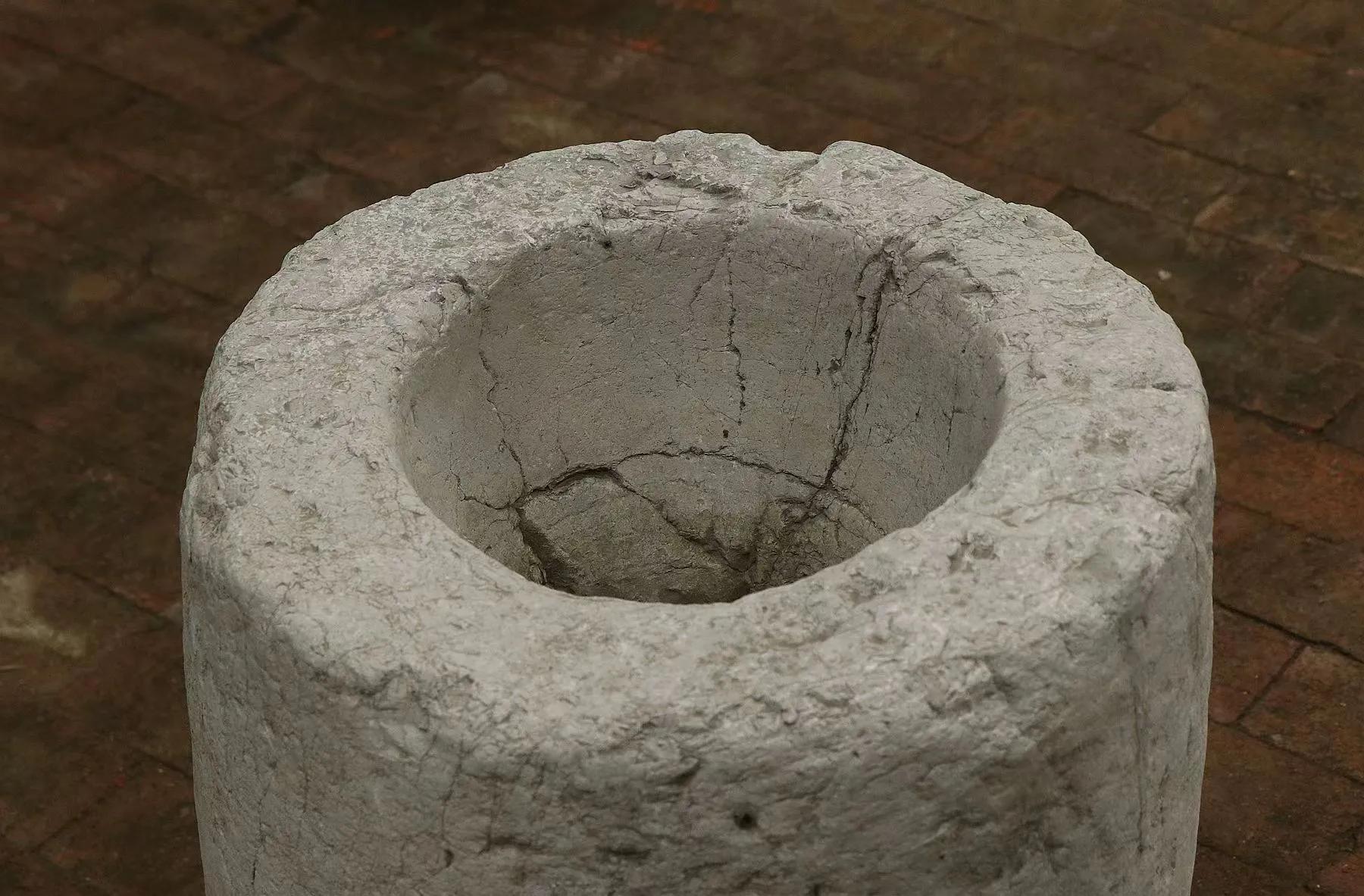 "Space Setter · Simple Stone Jar" - iNEWS