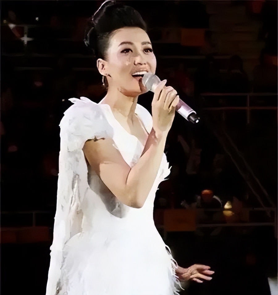 Military singer Tan Jing: Married a 41-year-old husband at the age of ...