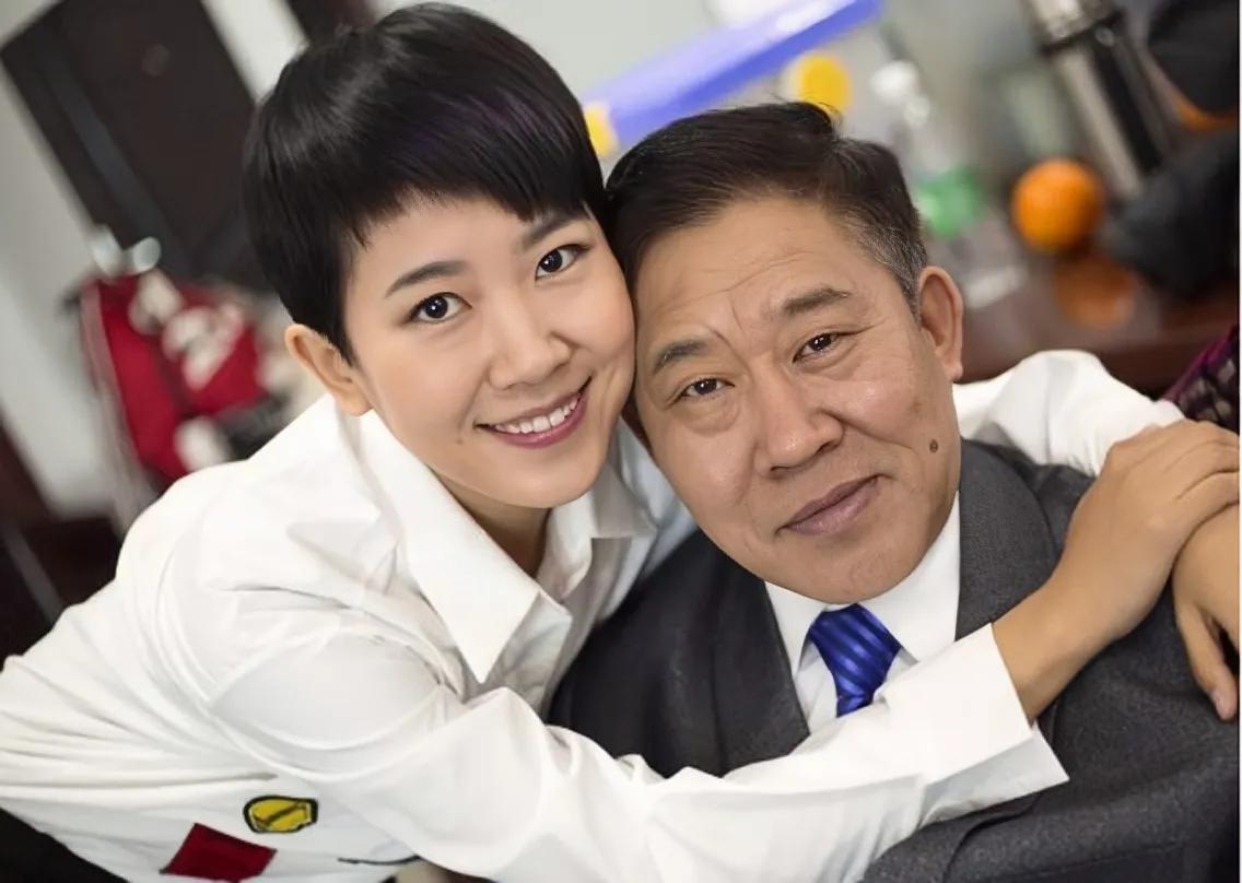 The play bone Du Xudong caused controversy again, but he held Ren Jing's hand and said that he ...