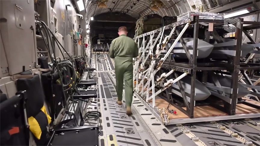 The transport plane turns into a bomber in seconds! America's new ...