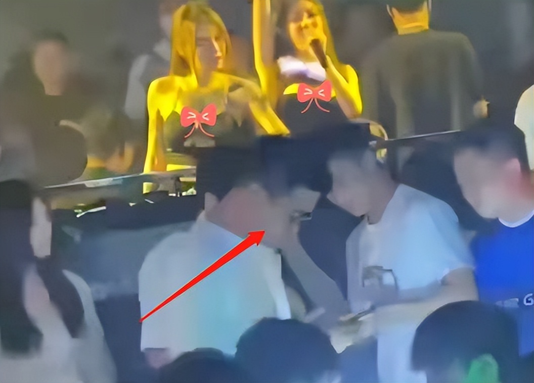 Regardless of having a pregnant wife! He Youjun, the hot girl in the nightclub floor, can't go ...